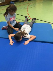 Ringen und Raufen im Sportunterricht der 4. Klässler | Grundschule ...